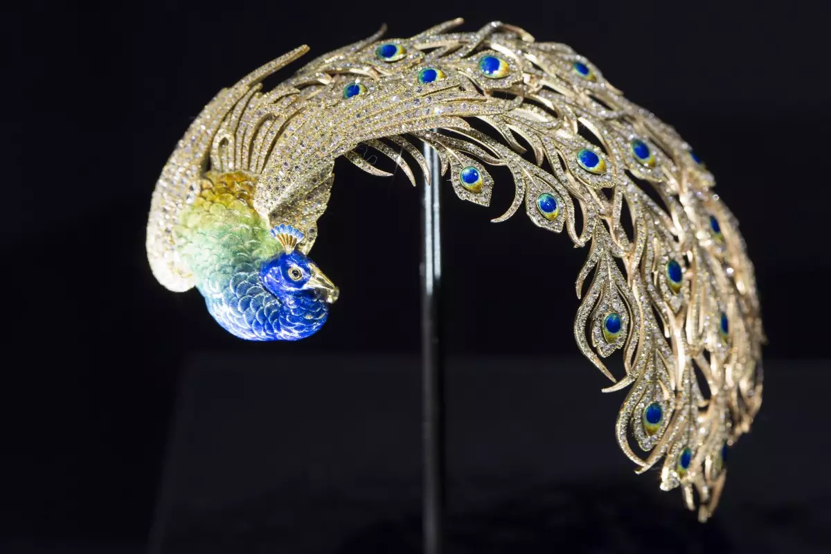 Harena Bejeweled 100 aseho ao amin'ny V&A's Al Thani Exhibit
