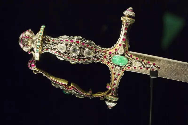 በV&A's Al Thani ኤግዚቢሽን ላይ 100 Bejeweled Treasures በእይታ ላይ 67729_7