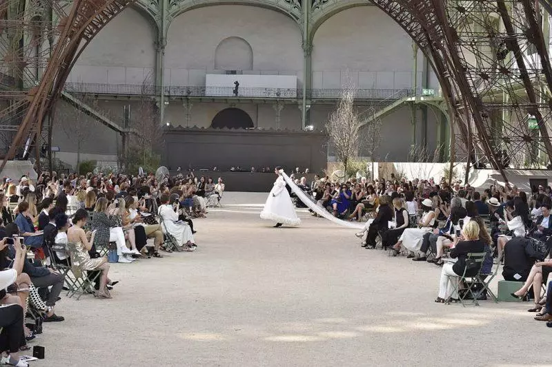 Hołd Karla Lagerfelda dla Paryża w Haute Couture 67997_66