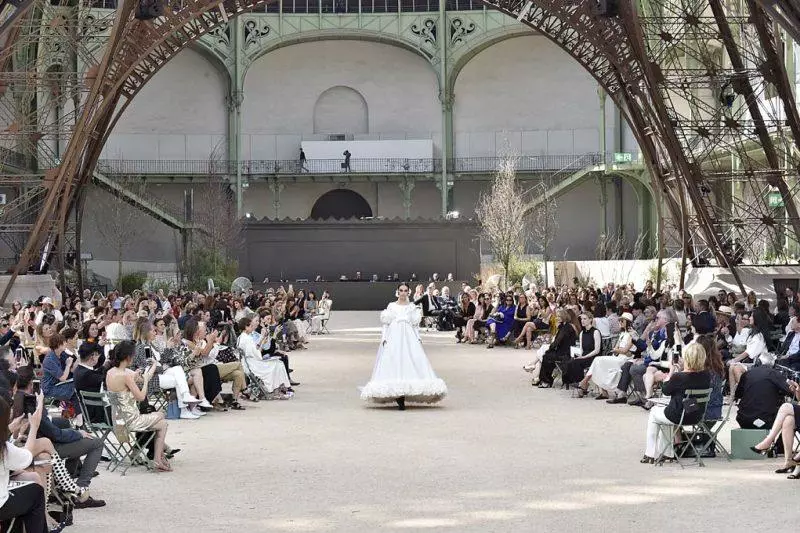 Посвящение Карла Лагерфельда Парижу в Haute Couture 67997_67
