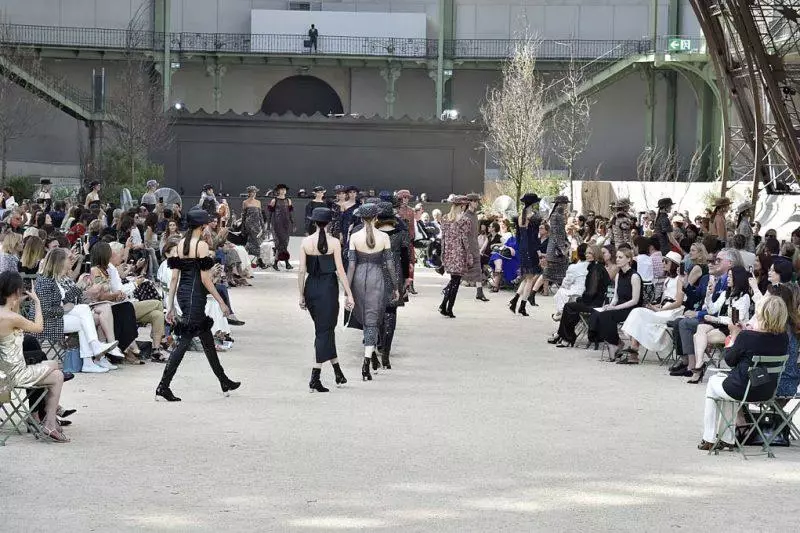 Kulemekeza kwa Karl Lagerfeld ku Paris ku Haute Couture 67997_68