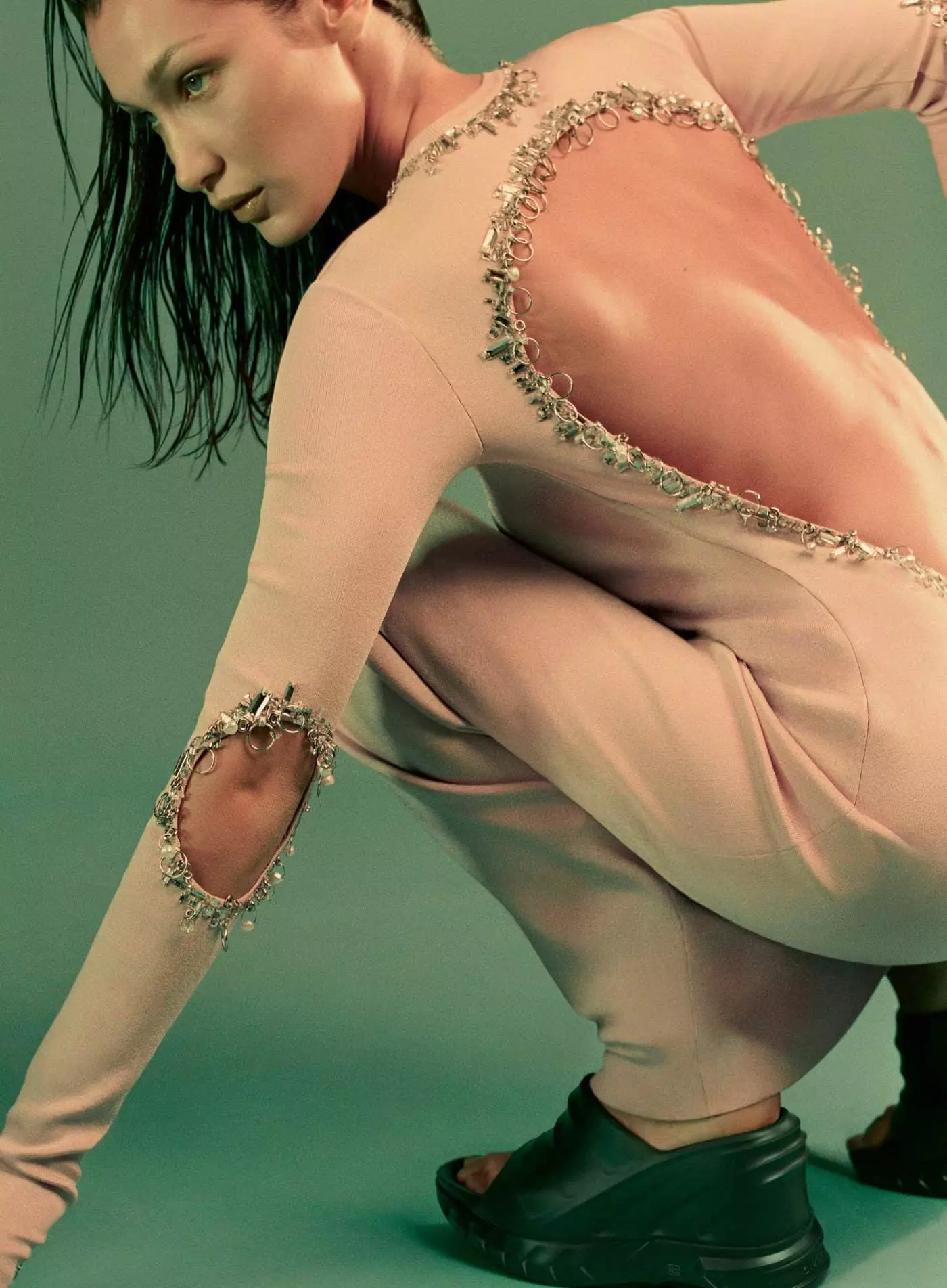 Bella Hadid Ug Kendall Jenner Nag-atubang sa Givenchy SS '21 nga Kampanya Sa Mga Piraso Sa Panahon 6873_2
