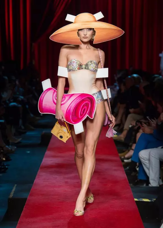 Jeremy Scottek panpinen harana berriro irudikatzen du Moschino Spring '17rako 68949_16