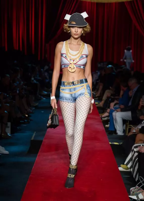 Jeremy Scottek panpinen harana berriro irudikatzen du Moschino Spring '17rako 68949_28