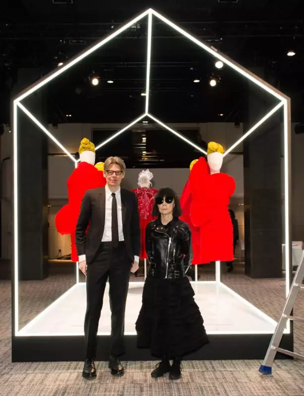 Rei Kawakubo Eliras por Antaŭprezento de Costume Institute en Parizo