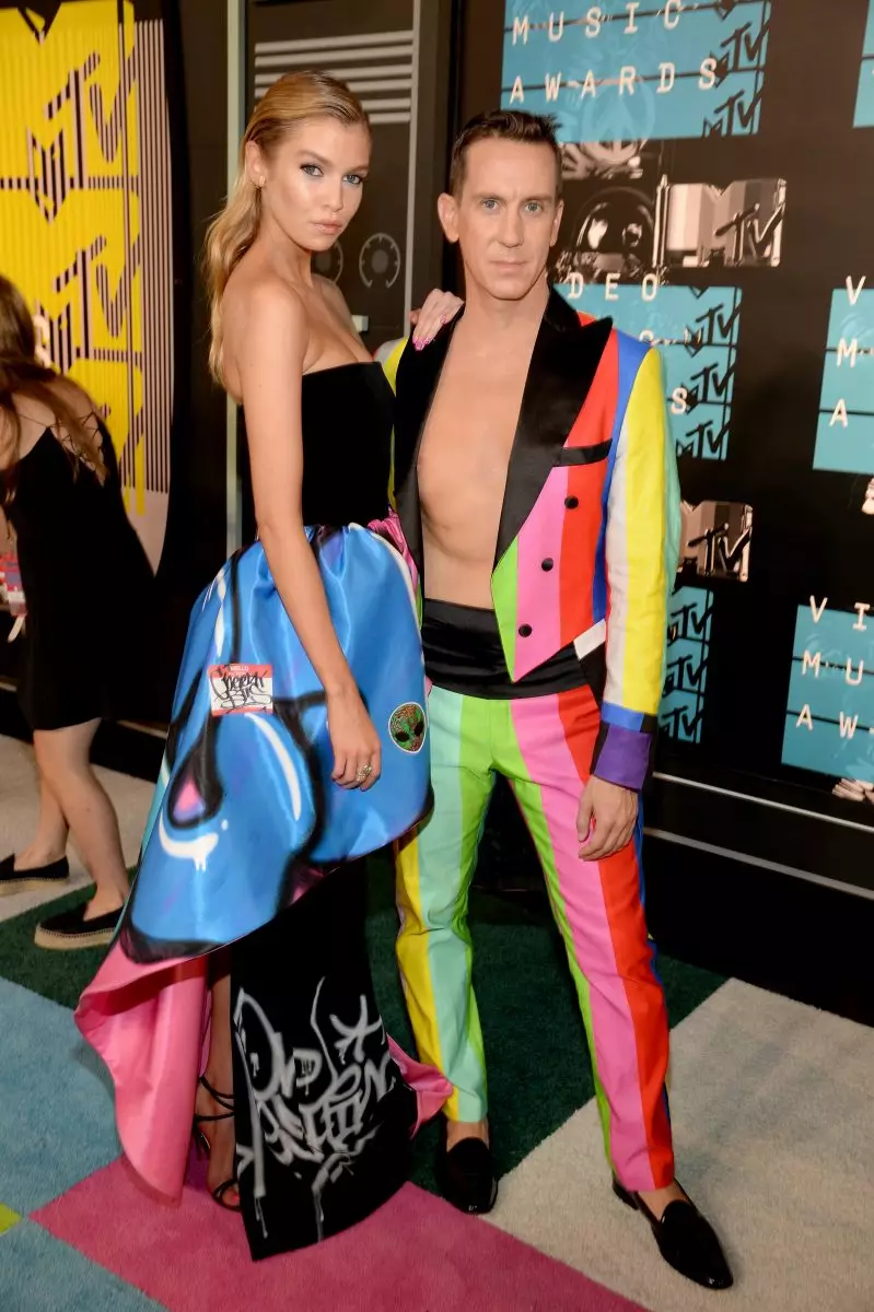 洛杉矶，加利福尼亚州 - 8 月 30 日：斯特拉麦克斯韦和杰里米斯科特于 2015 年 8 月 30 日在加利福尼亚州洛杉矶的微软剧院参加 2015 年 MTV 视频音乐奖。 （凯文·马祖尔/WireImage摄）