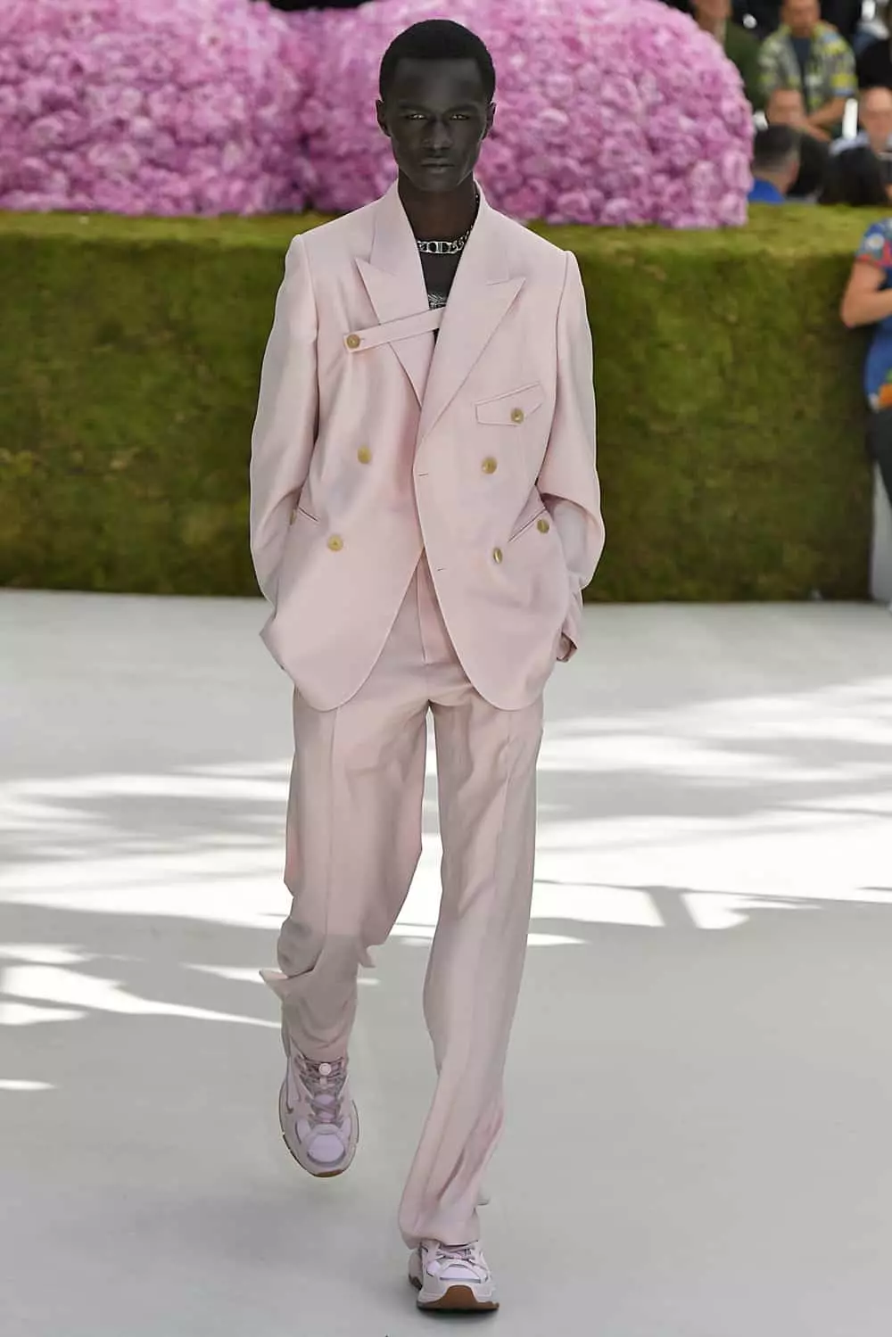 Eksklusif Dior dari Saks Fifth Avenue, Karyawan Baru Vogue Inggris 7015_2