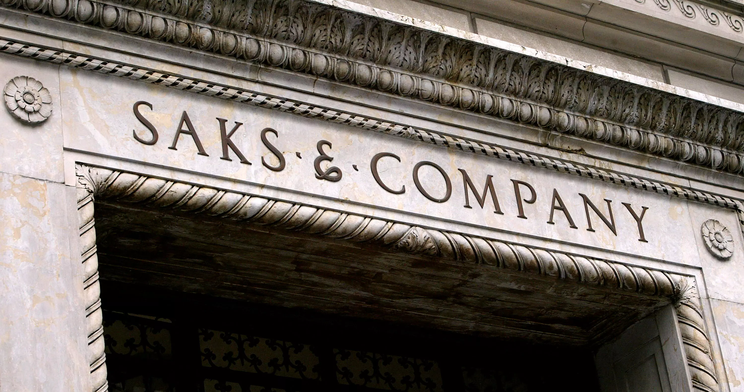 Saks Fifth Avenue e Hlophisa Pontšo ea Moqapi oa Pele ea Hlahang