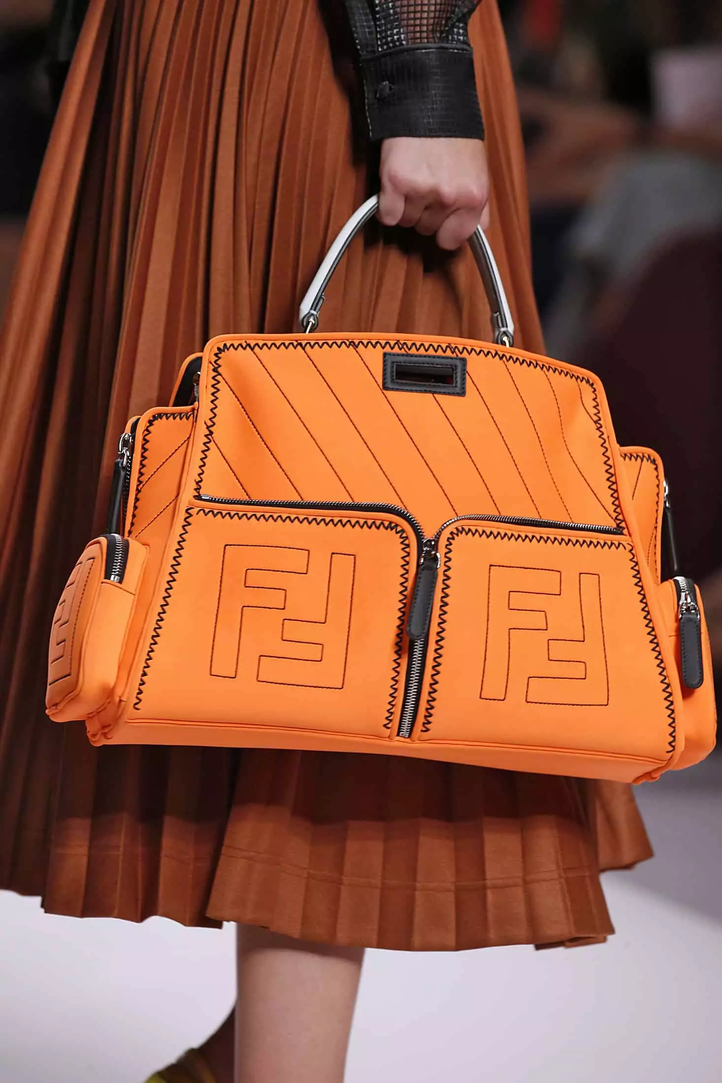 Lahat ng Jaw-Dropping Bag mula sa Fendi's Spring 2019 Collection 71912_44