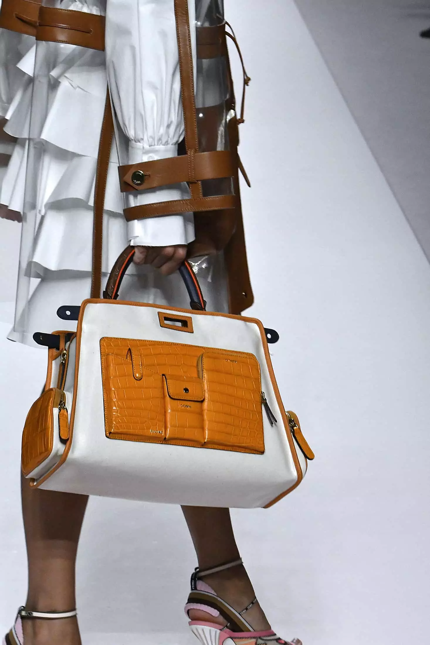 Lahat ng Jaw-Dropping Bag mula sa Fendi's Spring 2019 Collection 71912_8