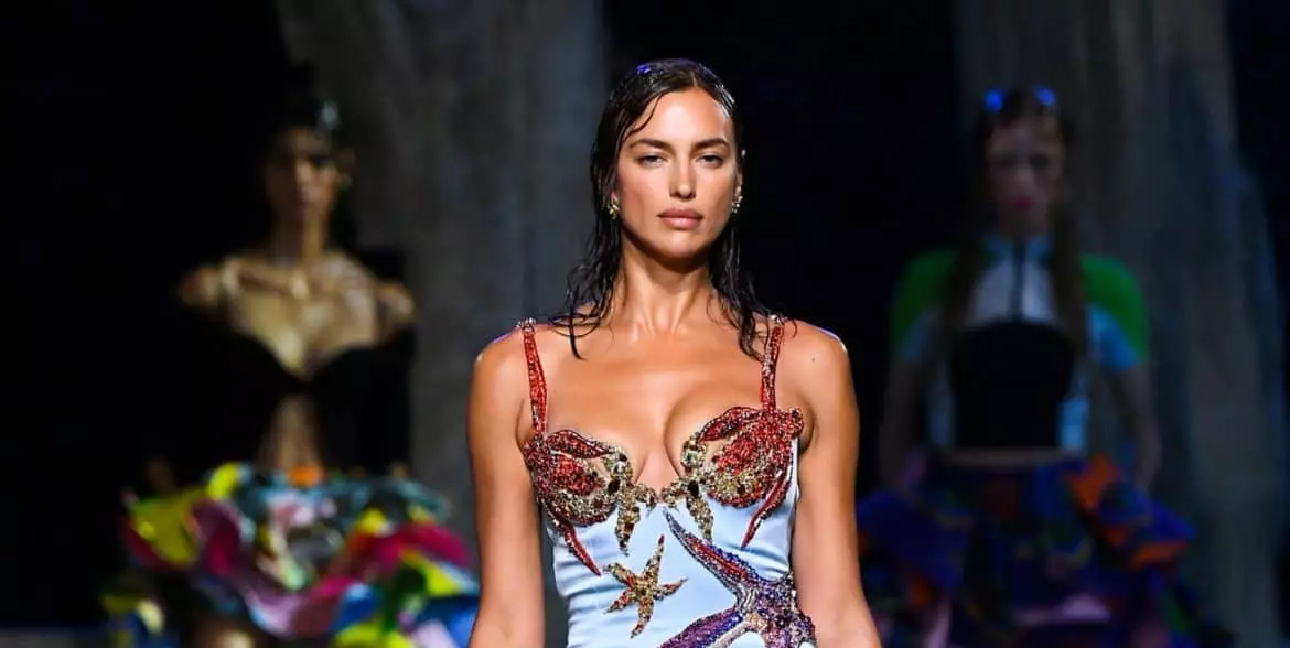 Nûçeyên Rojane: Versace ji Hefteya Moda ya Milan, Roja Mêran a New York, Doza COVID-ê ya Donna Karan û hêj bêtir vediqete! 7247_1