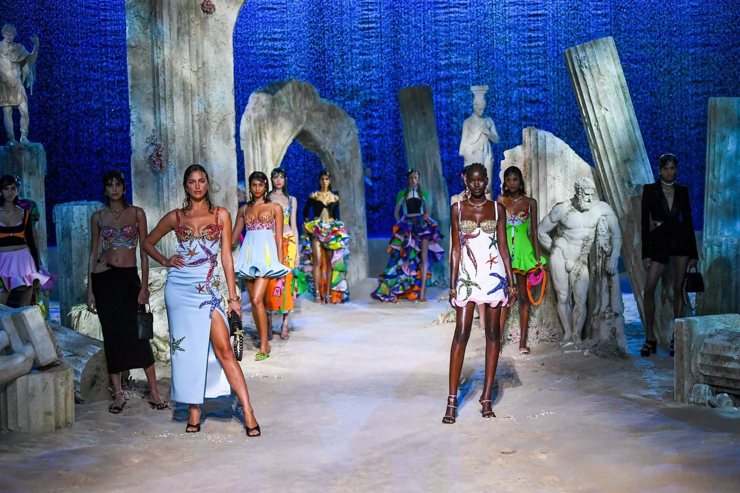 Dagelijks nieuws: Versace verlaat Milan Fashion Week, New York Men's Day, Donna Karan's COVID-zaak en meer! 7247_2