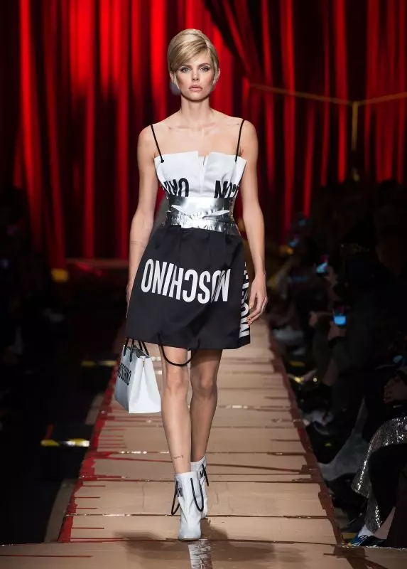 Jeremy Scott Cov Ntxhais Cov Ntxhais rau Moschino Caij Nplooj Ntoos Hlav / Lub Caij Ntuj Sov 2017 73356_49