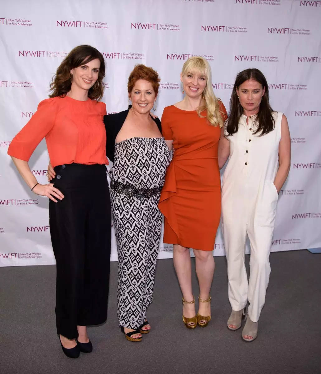 NEW YORK, NY - JUNE 13: Sheri Kornhaber, Hair Stylist Dianes Sikes , Caroline Duncan and Maura Tierney attend the 2016 New York Women In Film & Television's Designing Women Galaat CUNY Graduate Center on June 13, 2016 in New York City. (Ata na saunia e Dave Kotinsky/Getty Images)