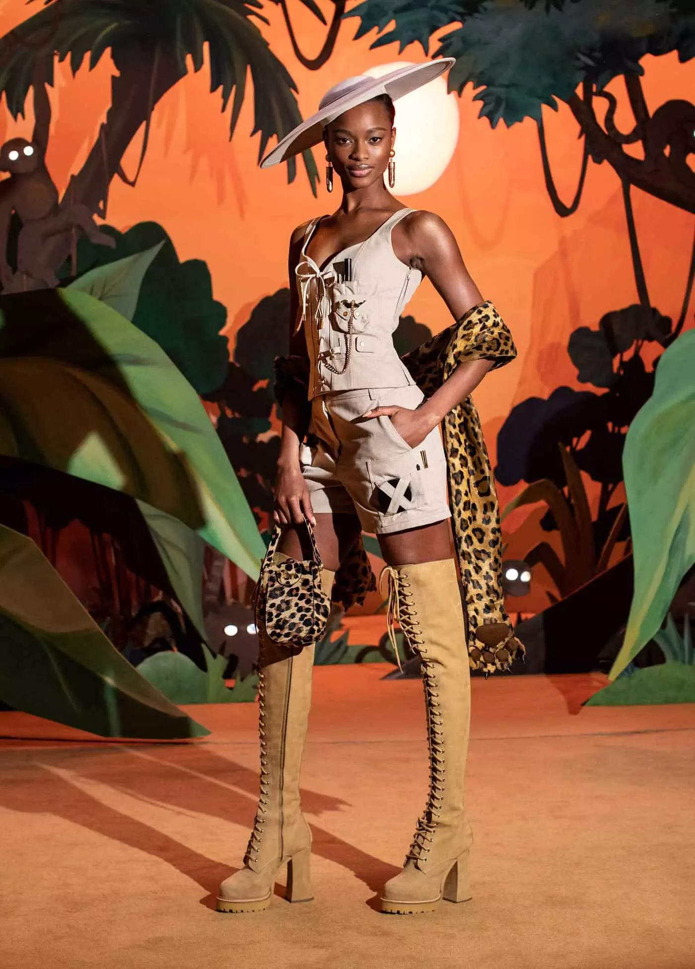 ጄረሚ ስኮት ለMoschino Fall '21 በማጣቀሻዎቹ በዱር ይሮጣል 7432_27