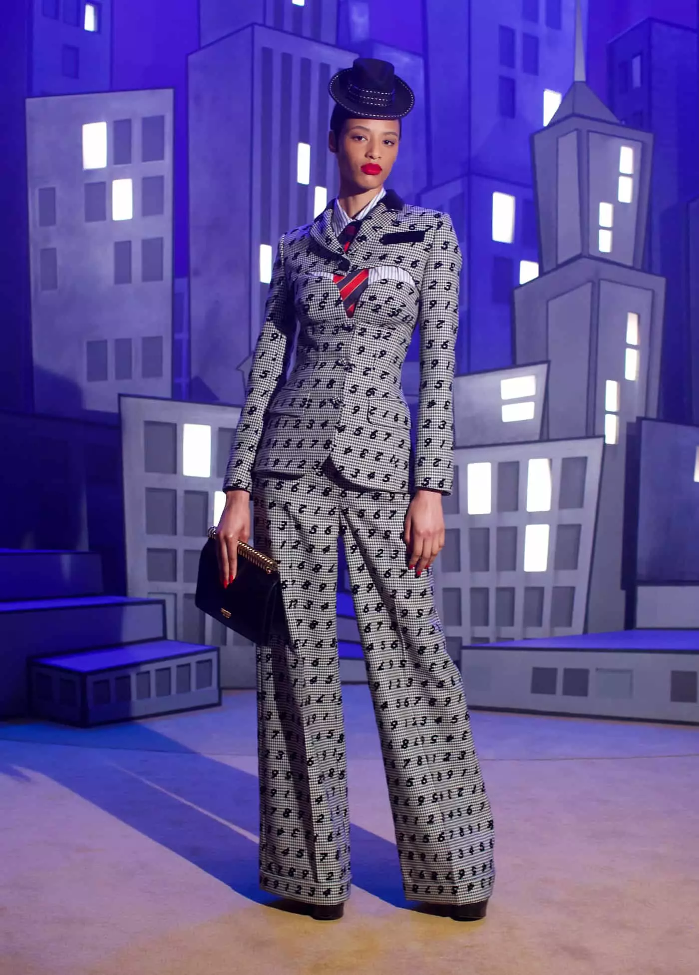 ጄረሚ ስኮት ለMoschino Fall '21 በማጣቀሻዎቹ በዱር ይሮጣል 7432_3