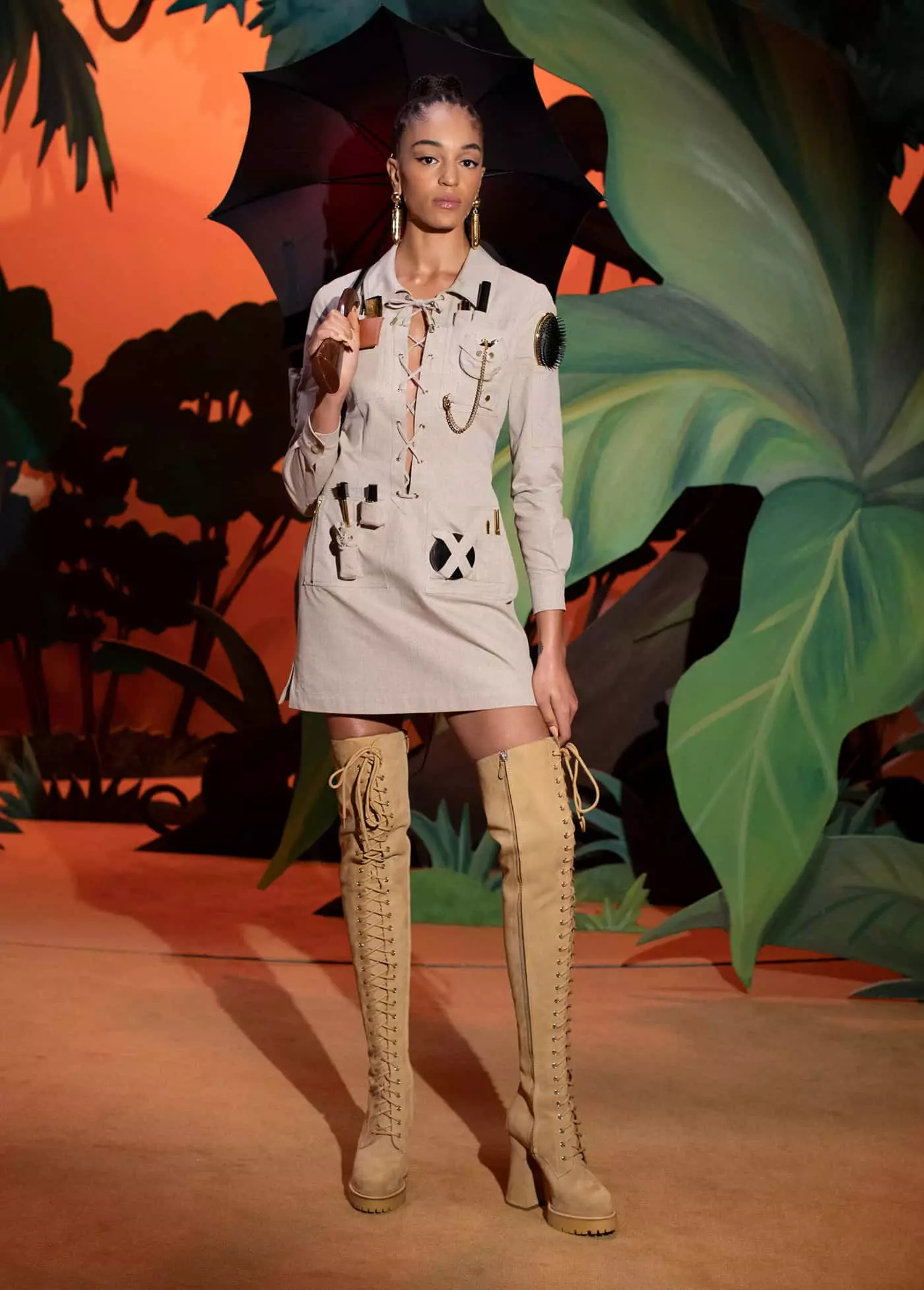 ጄረሚ ስኮት ለMoschino Fall '21 በማጣቀሻዎቹ በዱር ይሮጣል 7432_31