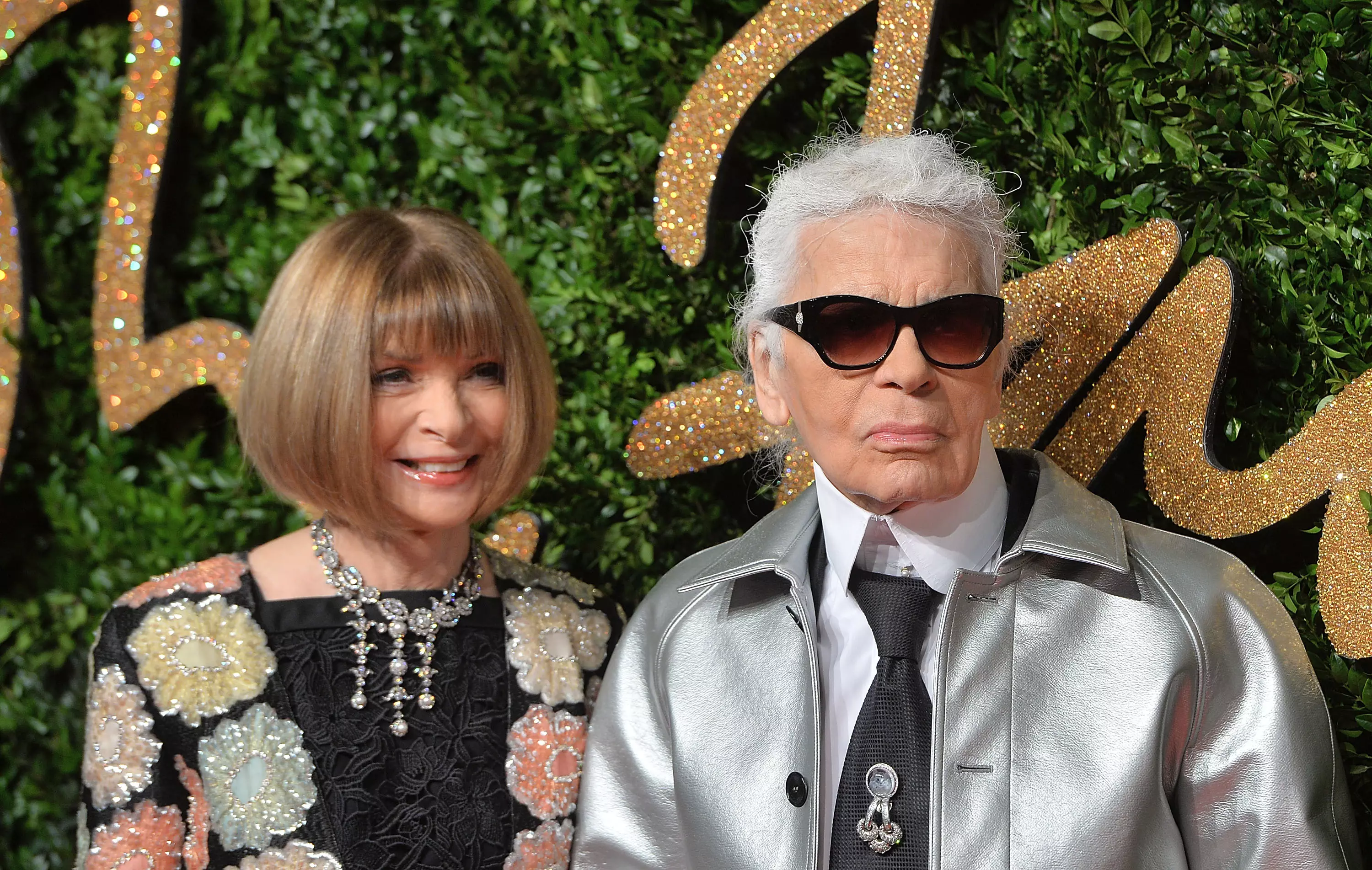 LLUNDAIN, LLOEGR - TACHWEDD 23: Anna Wintour a Karl Lagerfeld yn mynychu Gwobrau Ffasiwn Prydain 2015 yn London Coliseum ar Dachwedd 23, 2015 yn Llundain, Lloegr. (Llun gan Anthony Harvey / Getty Images)