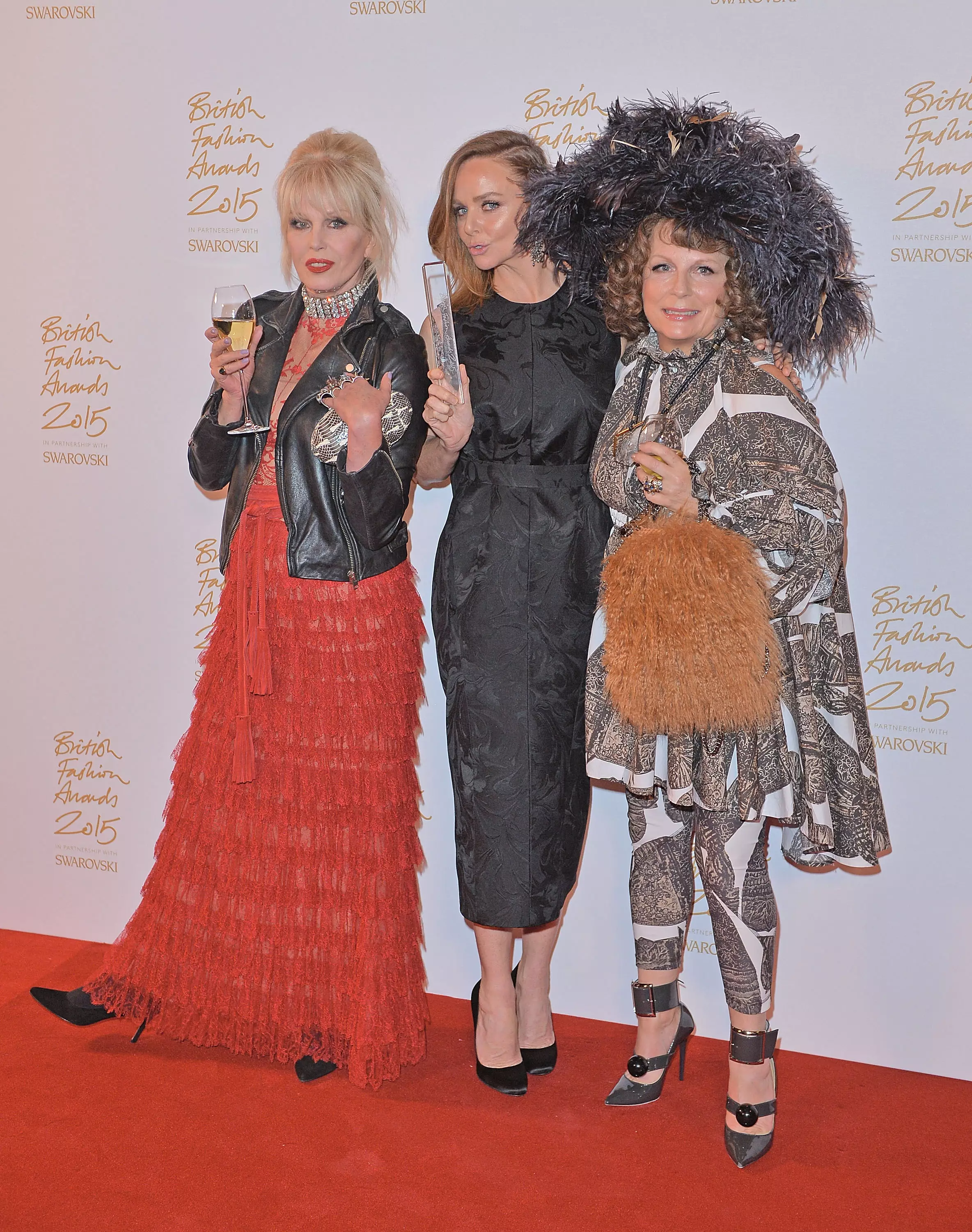 LLUNDAIN, LLOEGR - TACHWEDD 23: Joanna Lumley, Stella McCartney a Jennifer Saunders yn sefyll yn yr Ystafell Enillwyr yng Ngwobrau Ffasiwn Prydain 2015 yn Coliseum Llundain ar Dachwedd 23, 2015 yn Llundain, Lloegr. (Llun gan Anthony Harvey / Getty Images)