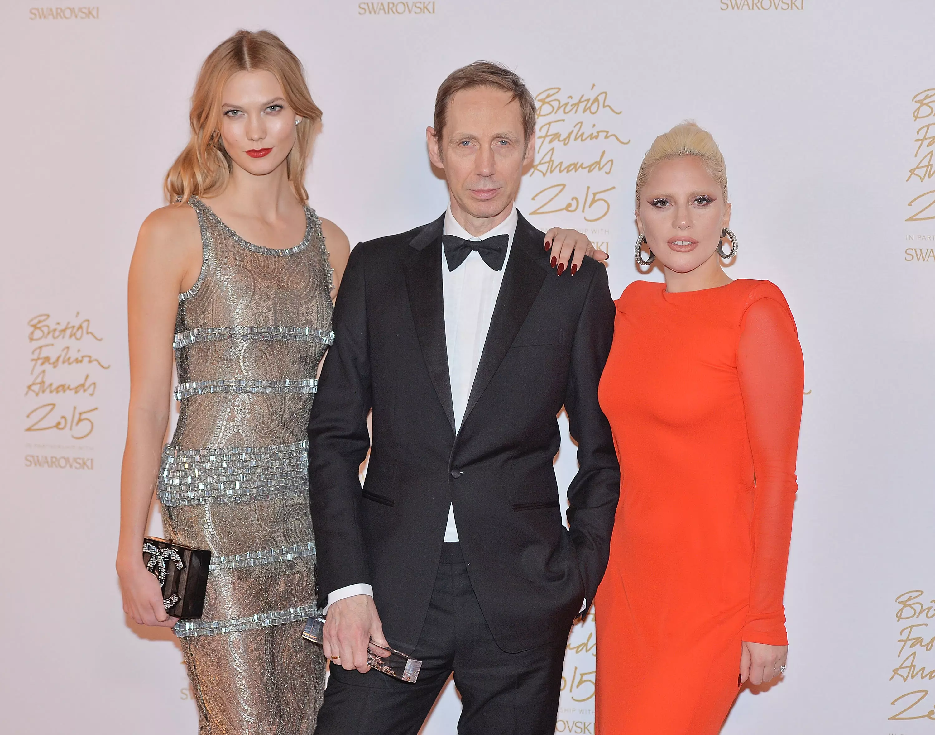 LONDRA, INGHILTERRA - 23 NOVEMBRE: Karlie Kloss, Nick Knight e Lady Gaga posano nella Winners Room ai British Fashion Awards 2015 al London Coliseum il 23 novembre 2015 a Londra, Inghilterra. (Foto di Anthony Harvey/Getty Images)