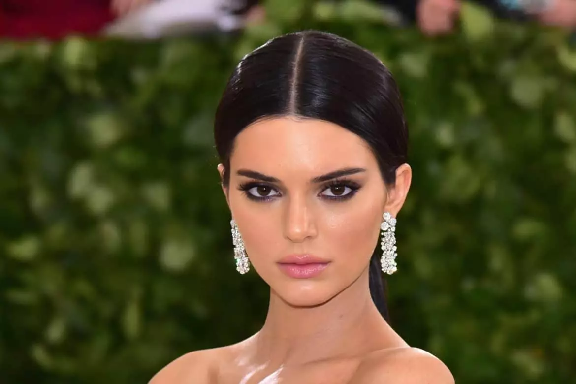 Denné správy: Zakladateľ Vans zomrel, Kendall Jenner sa otvorila, Cody Simpson sa stal pre Versaceho tieňom!