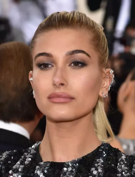 Hailey Baldwin (Foto oleh Dimitrios Kambouris/Getty Images)