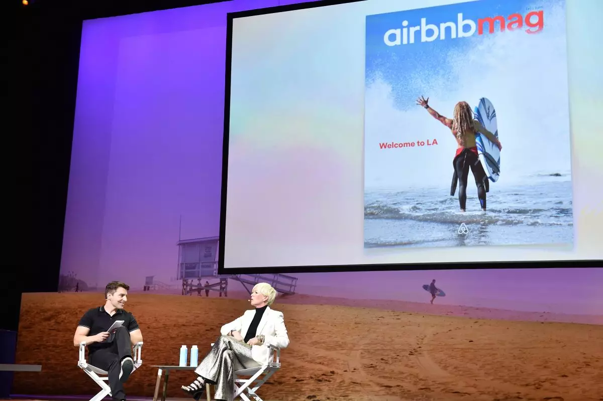 캘리포니아주 로스앤젤레스 - 11월 19일: Airbnb의 공동 설립자이자 CEO인 Brian Chesky(L) Hearst Magazines의 CCO(Chief Content Officer)인 Joanna Coles가 Airbnb Open 기간 동안 로스앤젤레스 극장에서 열린 Cultivating the Art of Taste & Style에서 무대에서 연설하고 있습니다. LA - 2016년 11월 19일 캘리포니아 로스앤젤레스에서 3일차. (Airbnb의 Mike Windle/Getty Images의 사진)