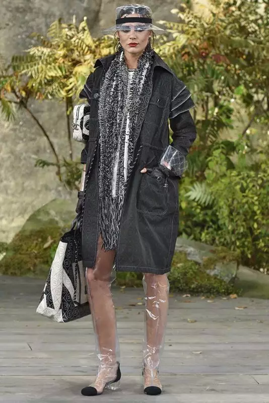 Soluția pentru zile ploioase de la Karl Lagerfeld la Chanel 76845_25