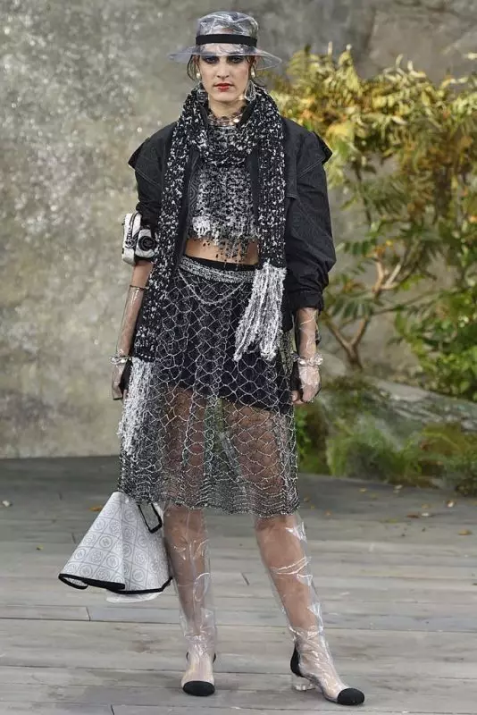 La solució de dia plujós de Karl Lagerfeld a Chanel 76845_27