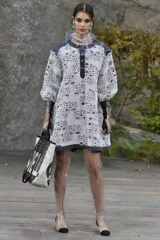 La solució de dia plujós de Karl Lagerfeld a Chanel 76845_28