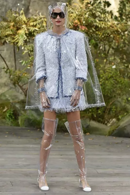 La solució de dia plujós de Karl Lagerfeld a Chanel 76845_38