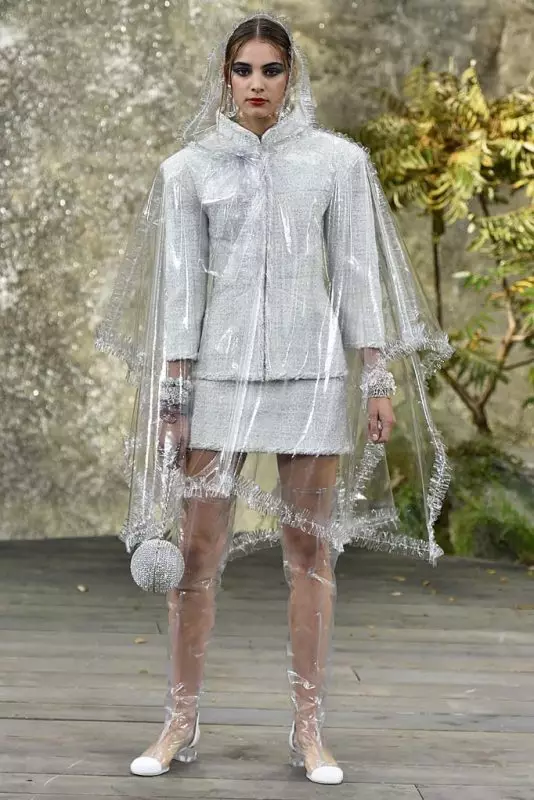 Soluția pentru zile ploioase de la Karl Lagerfeld la Chanel 76845_39