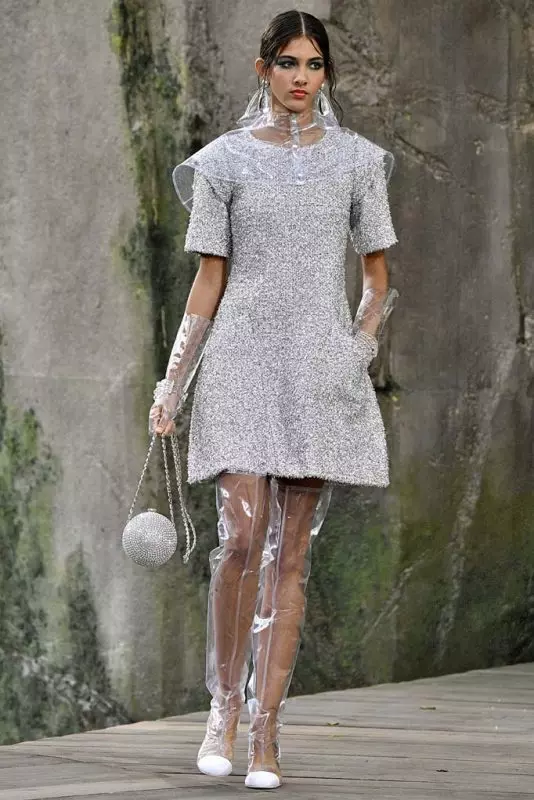 Soluția pentru zile ploioase de la Karl Lagerfeld la Chanel 76845_40