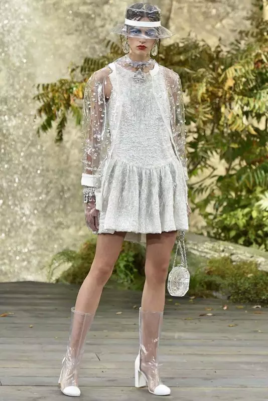 Soluția pentru zile ploioase de la Karl Lagerfeld la Chanel 76845_80