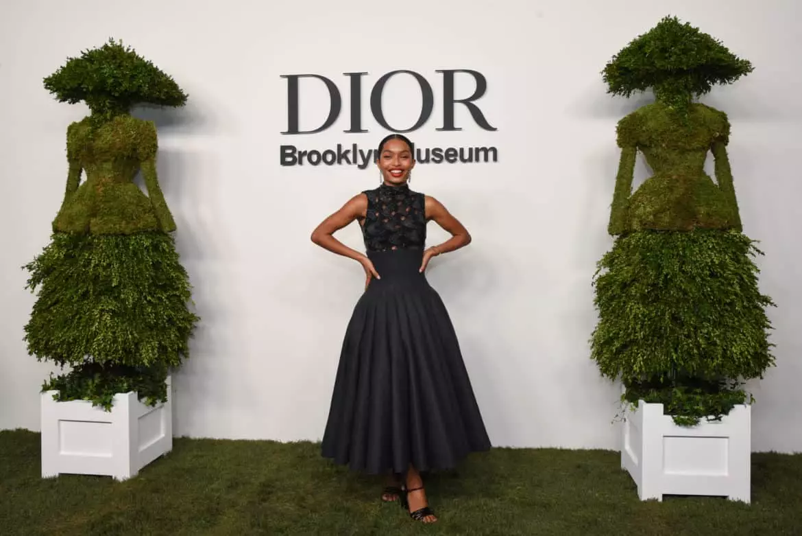 ພັກ NYFW ກັບມາແລ້ວ! Dior ເຊີນນັກສະແດງເຂົ້າຮ່ວມງານເປີດພິພິທະພັນ Brooklyn, Bvlgari ໄປຢ່າງໃຫຍ່ຫຼວງກັບ Le Bain, ແລະອື່ນໆອີກ! 776_1