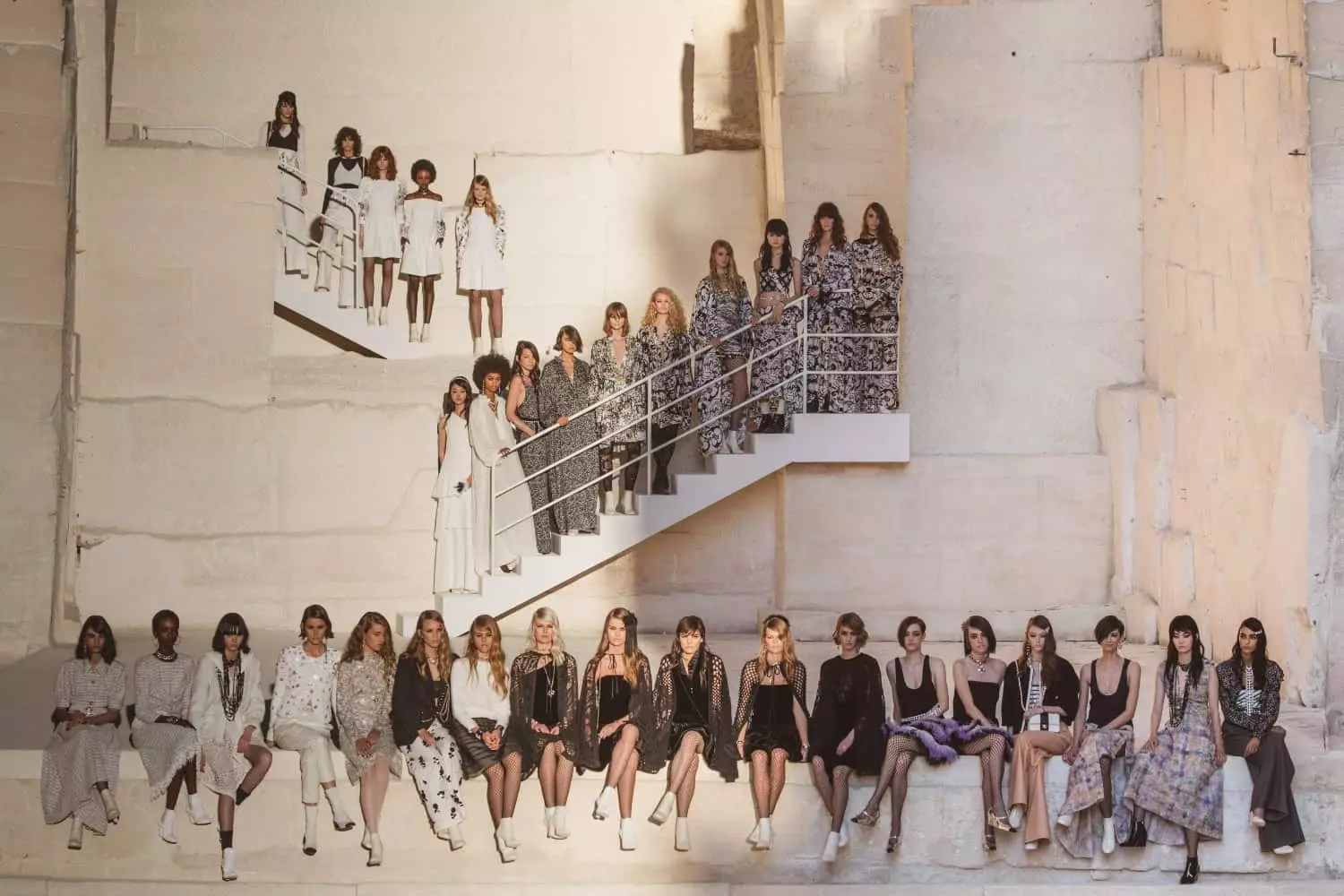 На показе Chanel's Cruise ’22 оптимизм и бодрость духа взлетели