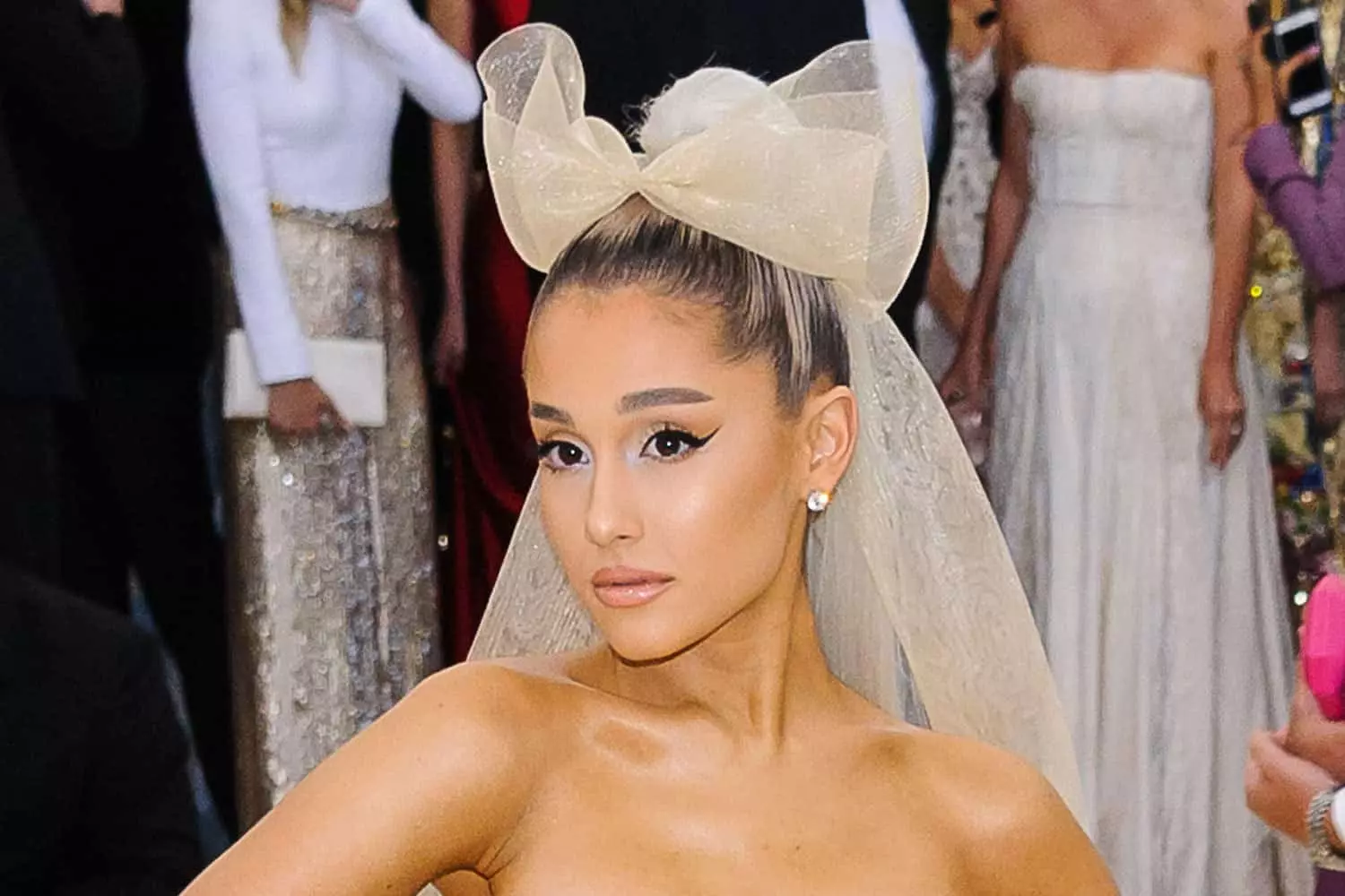 Dienas ziņas: Ariana Grande's Secret Weddings Details, J.Crew jaunais dizainers, Keita Deividsone Hadsone pievienojas Luisai Via Roma kā EIC un daudz kas cits!