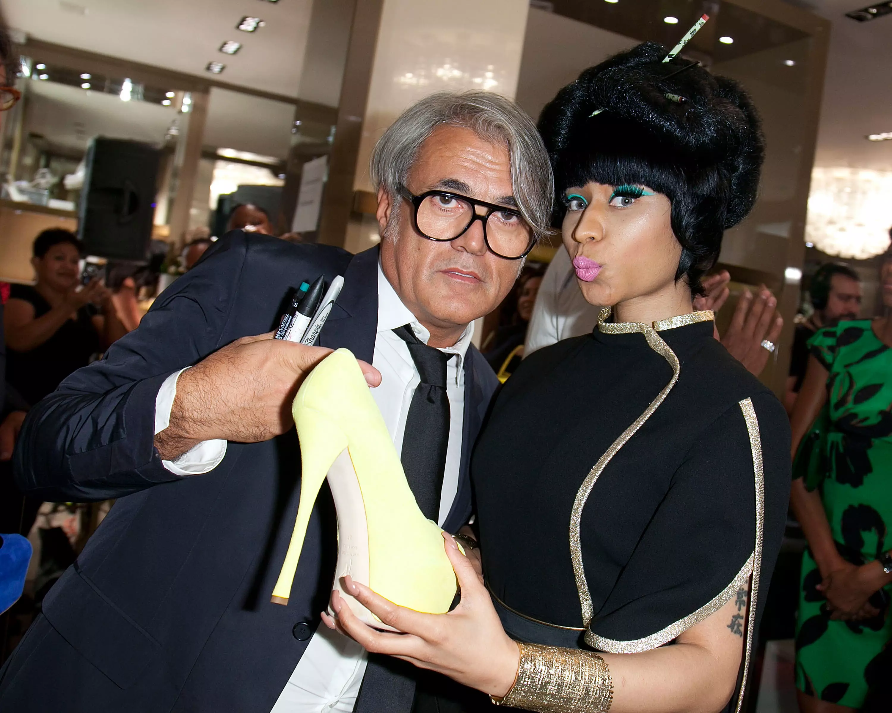 #WhatsGoodGiuseppe: O Nicki Minaj na te tuʻuina le faumea seevae Giuseppe Zanotti i luga o le pa.