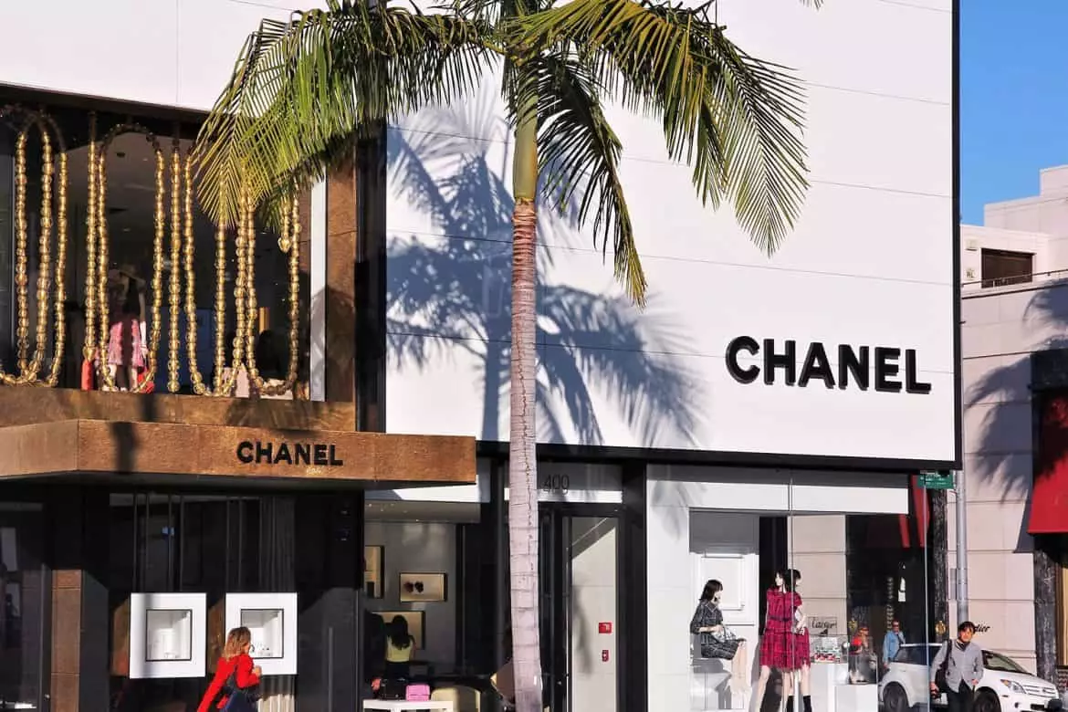Chanel፣ LVMH እና Kering Close Stores፣ የሺትስ ክሪክ ዶክመንተሪ እነዚህን የጨለማ ጊዜዎች ለማብራት 8004_1