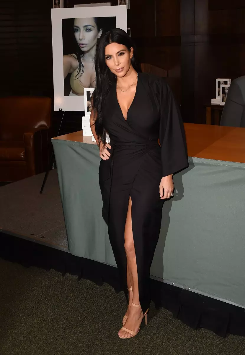 Kim Kardashian presenteert op de CFDA Awards