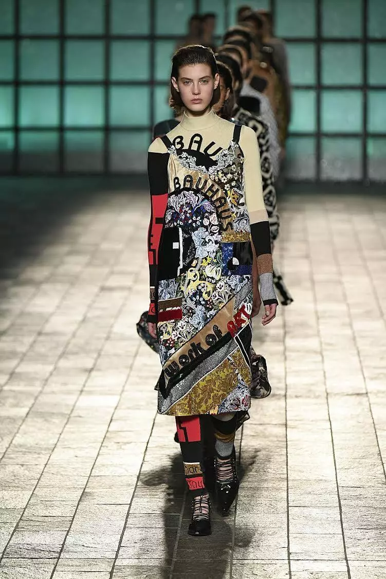 Penunjuk perasaan Anti-Bulu Menghempas Pertunjukan Minggu Fesyen London Mary Katrantzou 8035_1