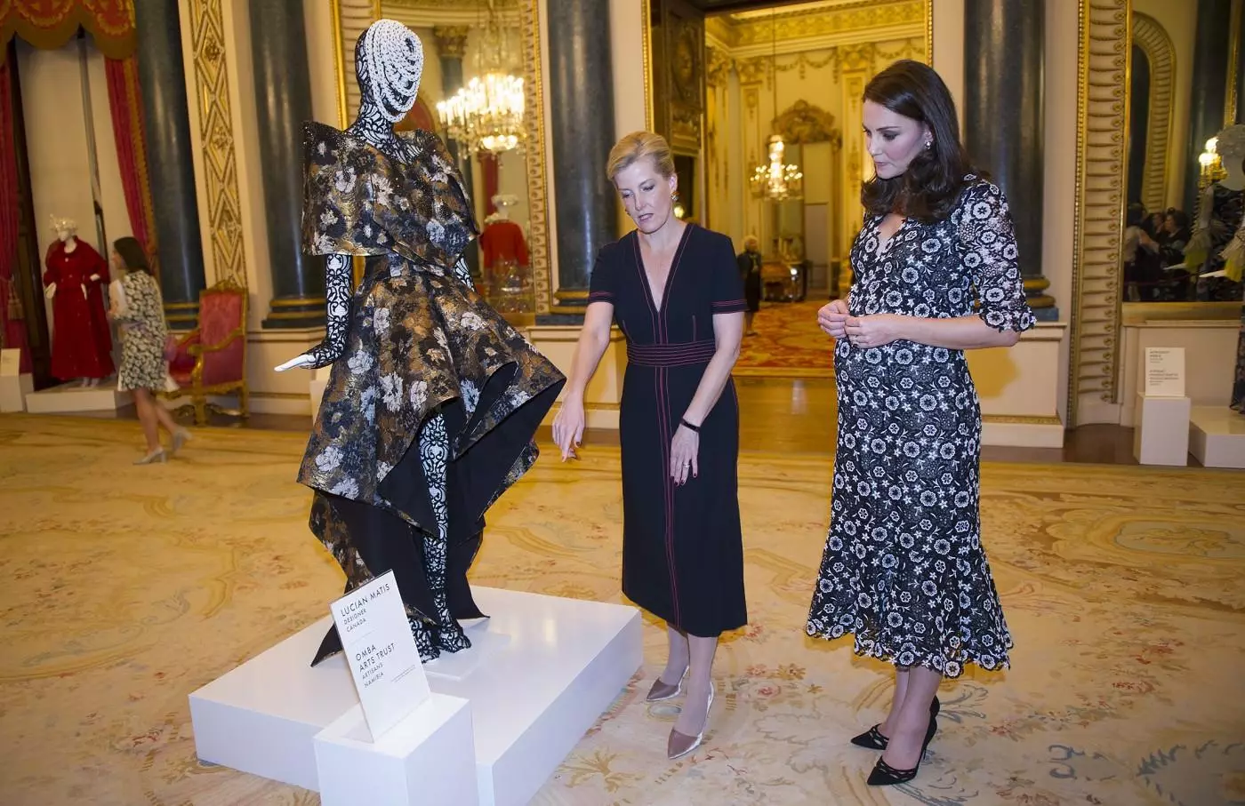 Kate Middleton ngabagéakeun Royalti Fashion ka Istana Buckingham Tadi Peuting 8037_2