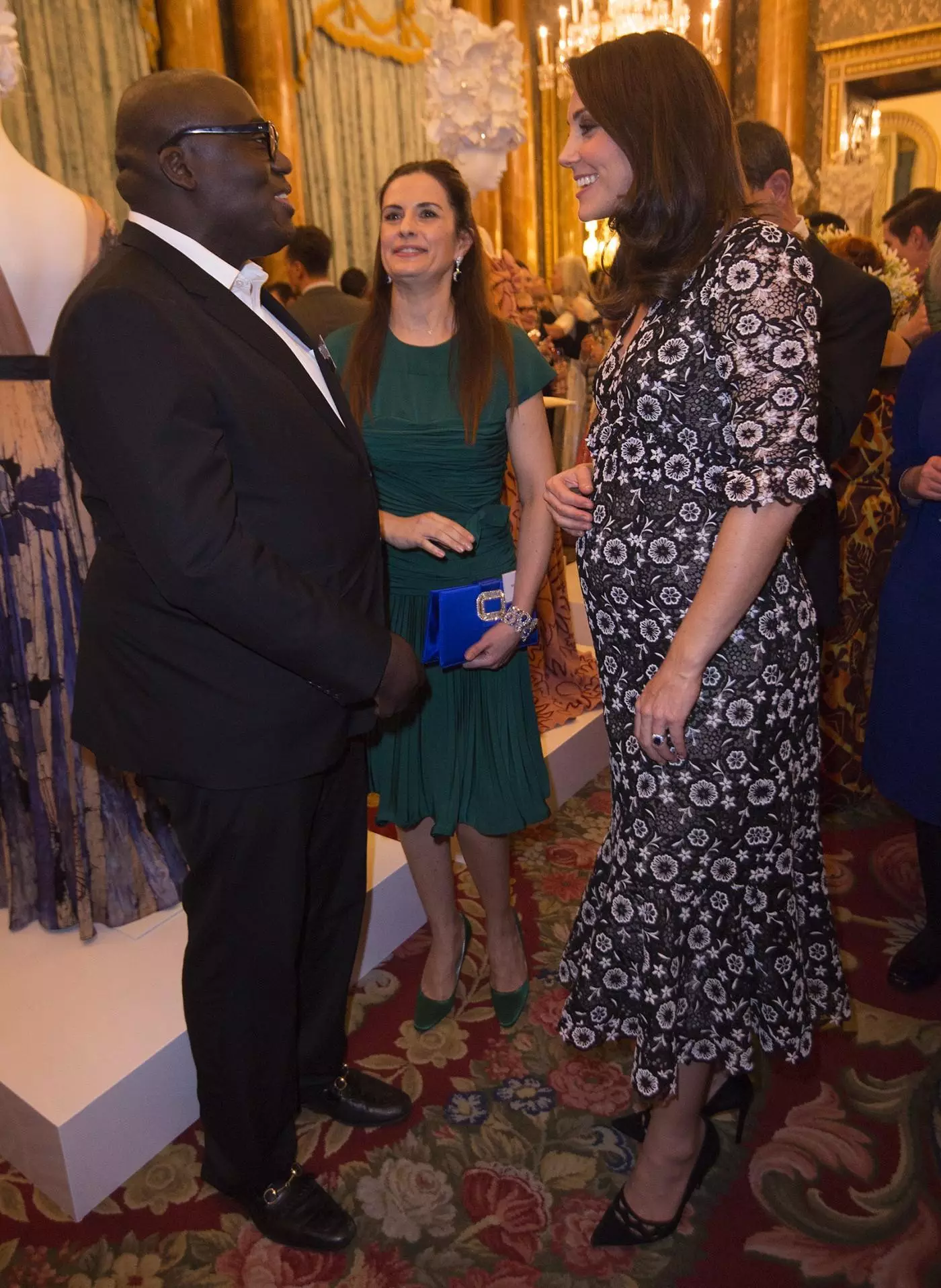 D'Kate Middleton huet d'Fashion Royalty am Buckingham Palace Gëschter Owend begréisst 8037_5