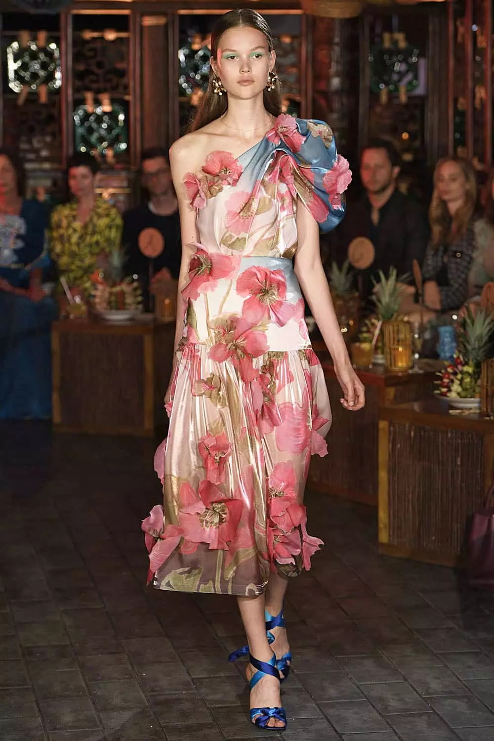 10 Arah Aliran Teratas Daripada Koleksi Minggu Fesyen London Musim Bunga 2019 80595_13