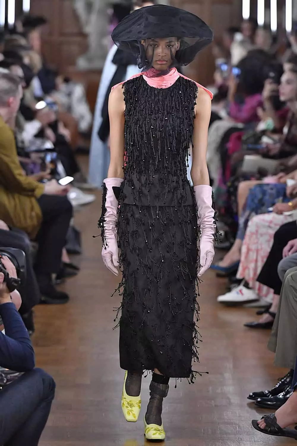 Лондон мода атналыгы коллекцияләренең 2019 елның языннан иң яхшы тенденцияләр 80595_16