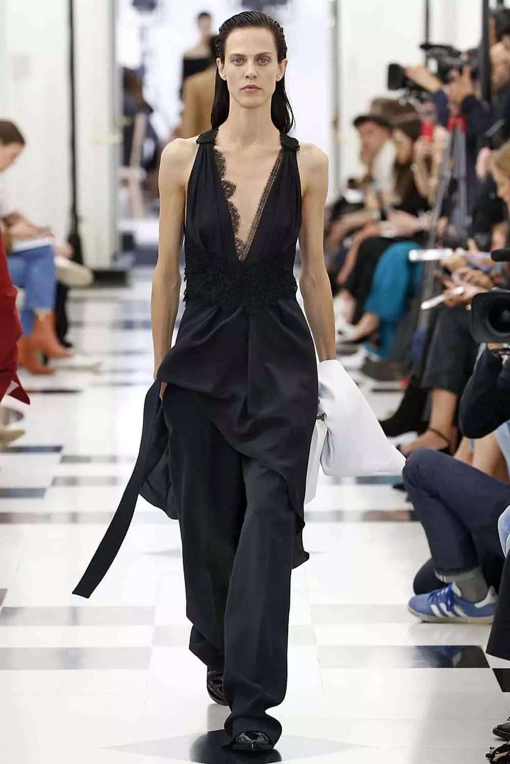 Лондон мода атналыгы коллекцияләренең 2019 елның языннан иң яхшы тенденцияләр 80595_18