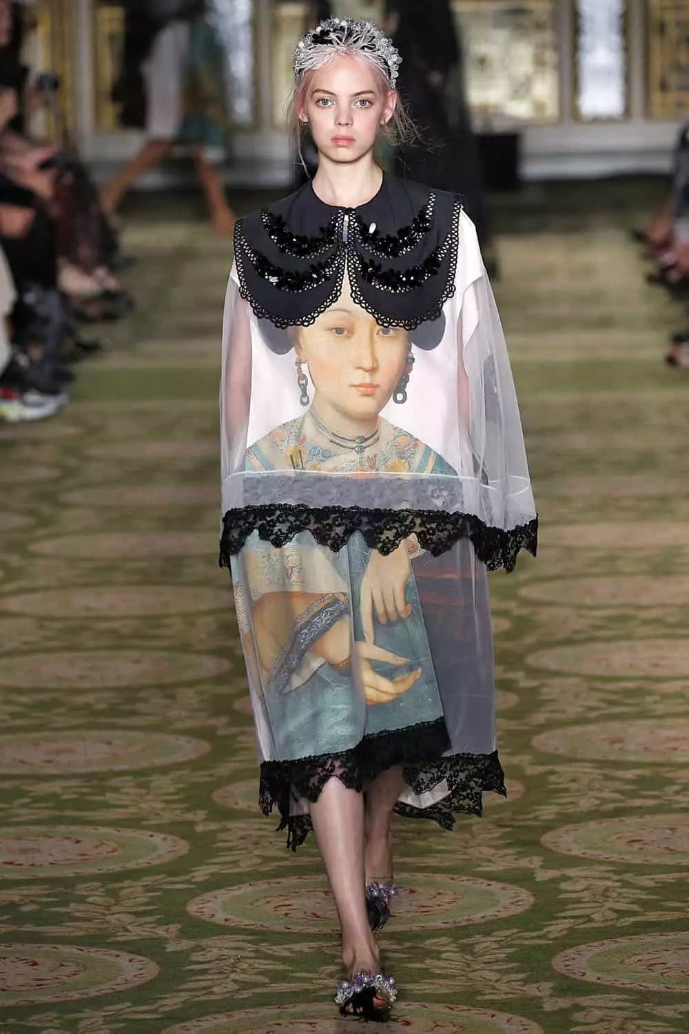 10 Nangungunang Trend Mula sa Spring 2019 London Fashion Week Collections 80595_29