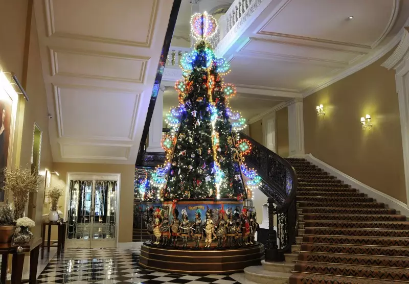 Mỗi cây Giáng sinh trong quá khứ của nhà thiết kế Claridge 80710_10
