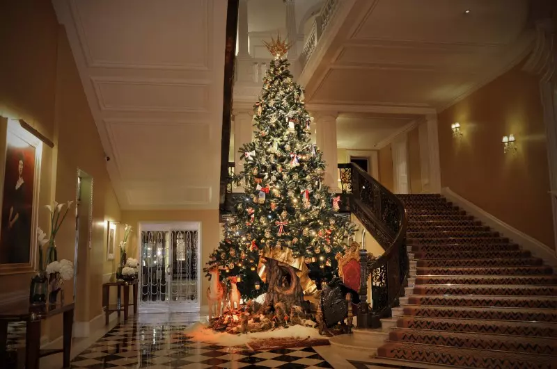 Mỗi cây Giáng sinh trong quá khứ của nhà thiết kế Claridge 80710_12