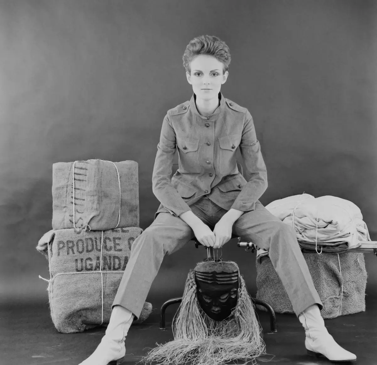 Modél fashion Britania Grace Coddington nembongkeun jas safari calana jeung sapatu, 1967. (Poto ku McKeown / Daily Express / Hulton Arsip / Getty Gambar)